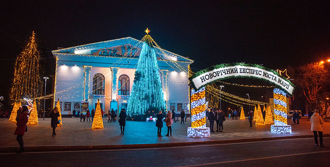 Главная елка Мариуполя стала четвертой красавицей в стране - Новини 2 ...